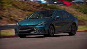 2025 Toyota Camry XLE AWD in Ocean Gem - Driving - One News Page VIDEO