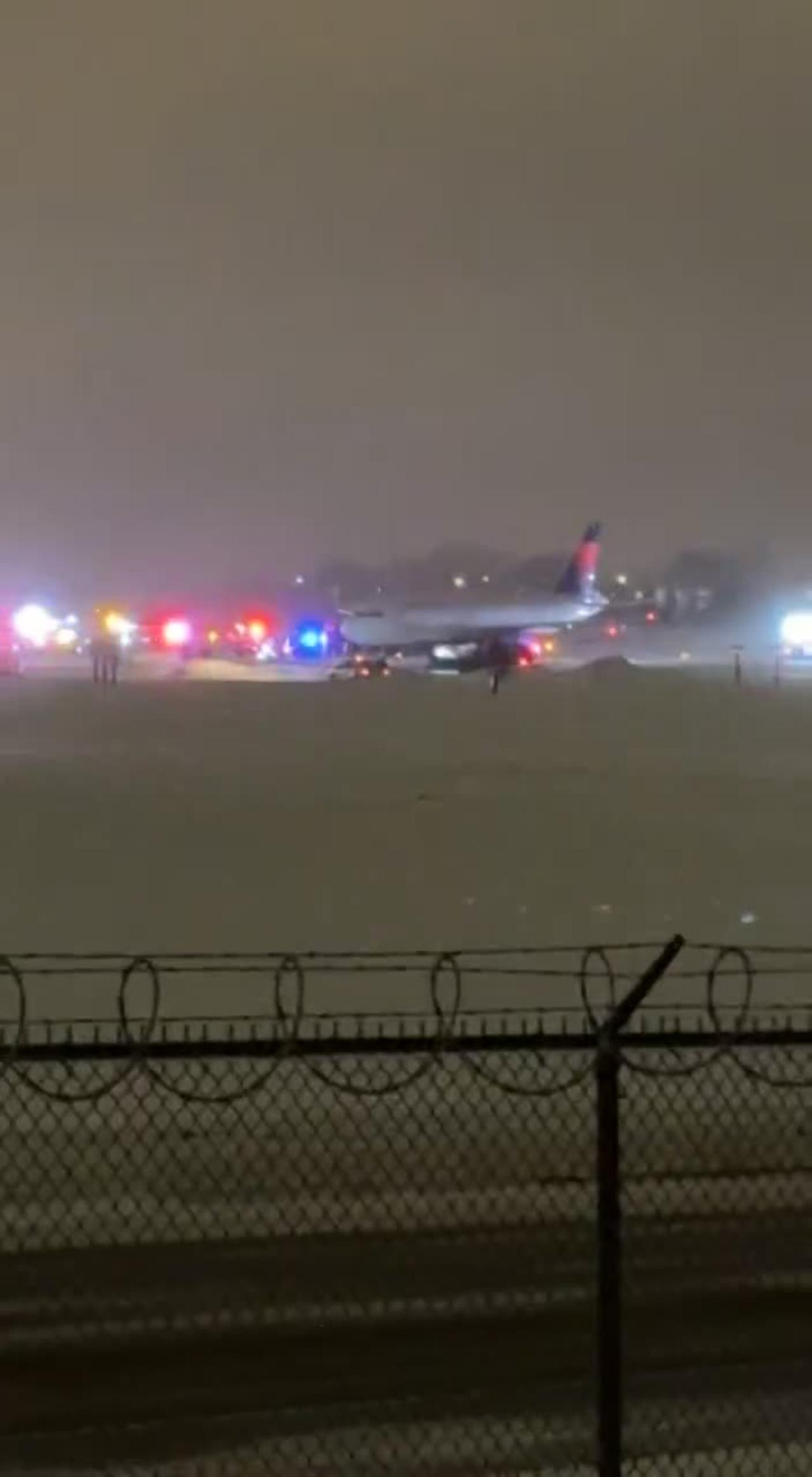 Plane slides off taxiway at Minnesota's - One News Page VIDEO