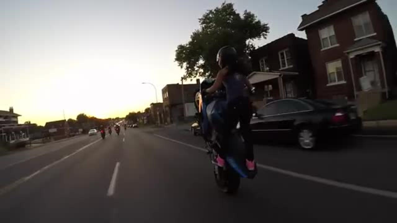 Crazy girl does motorcycle stunts on St. Louis - One News Page VIDEO