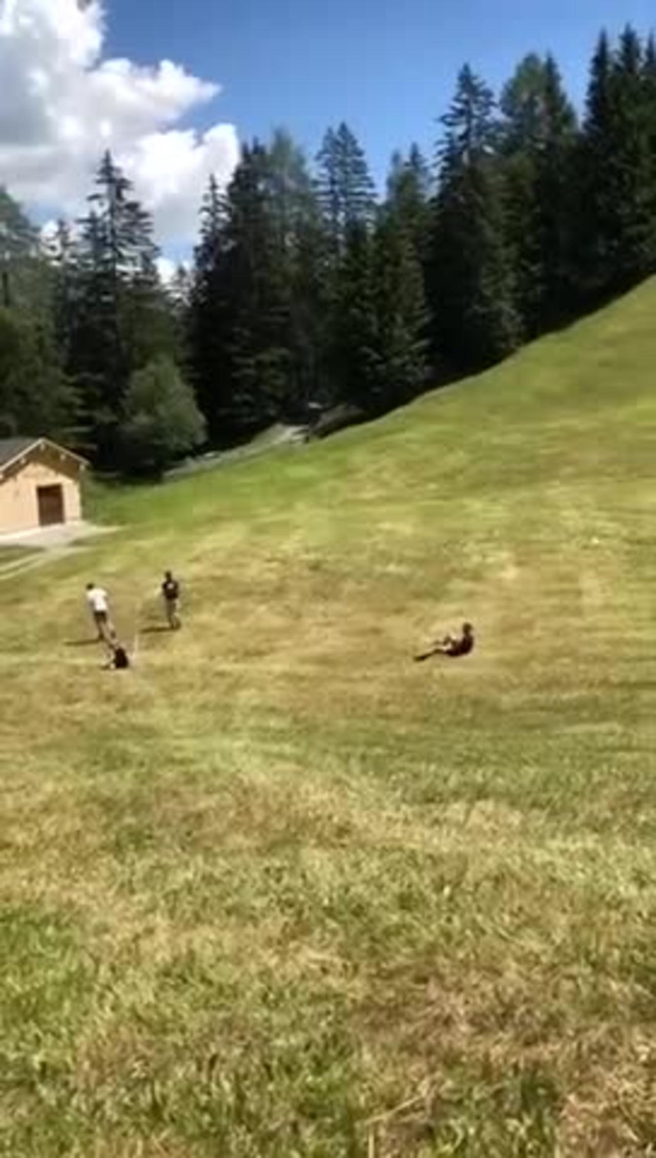 Cousin Falls While Running Along When Family - One News Page VIDEO