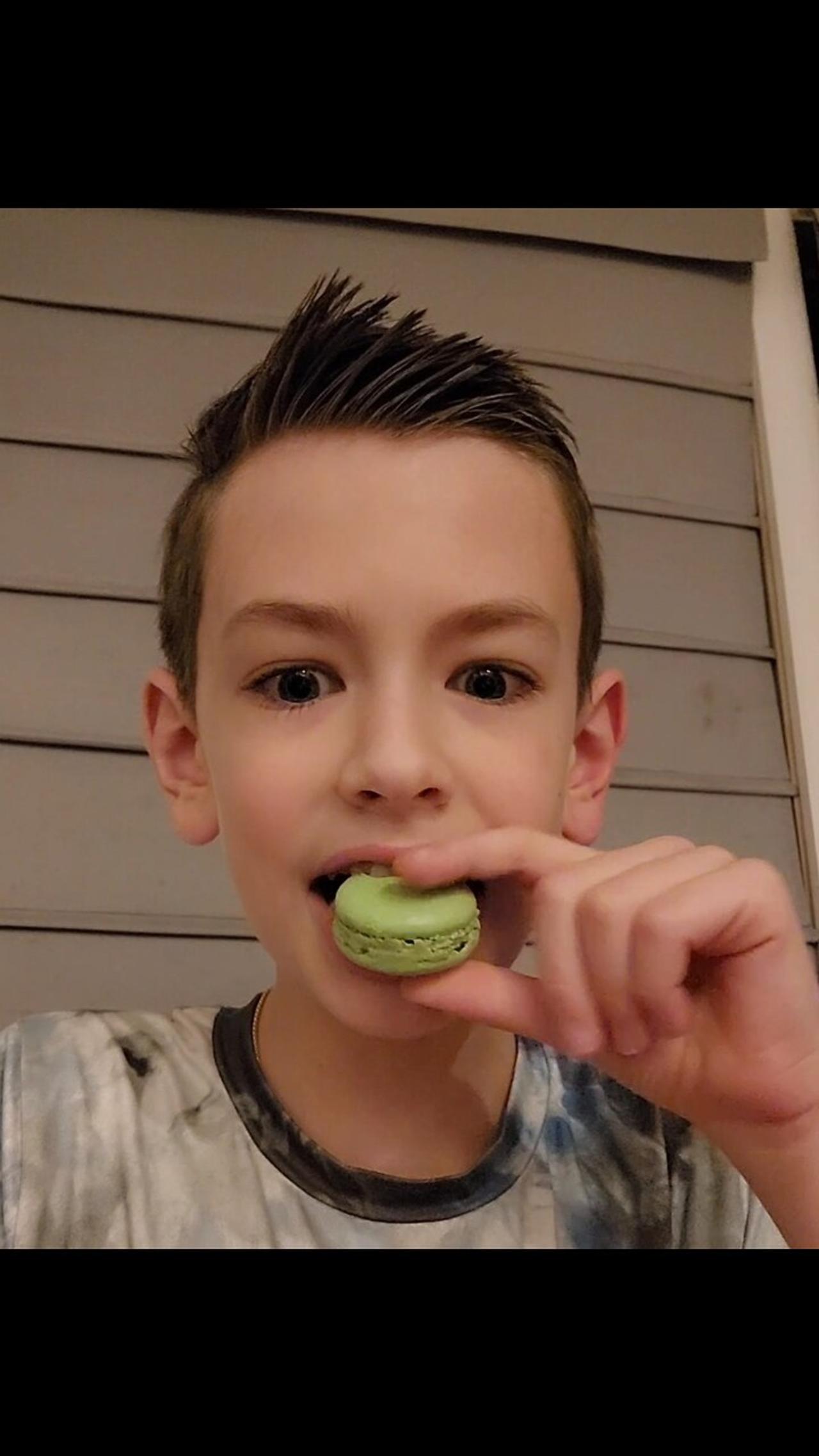 Very Cringy Macaroon Dance - One News Page VIDEO