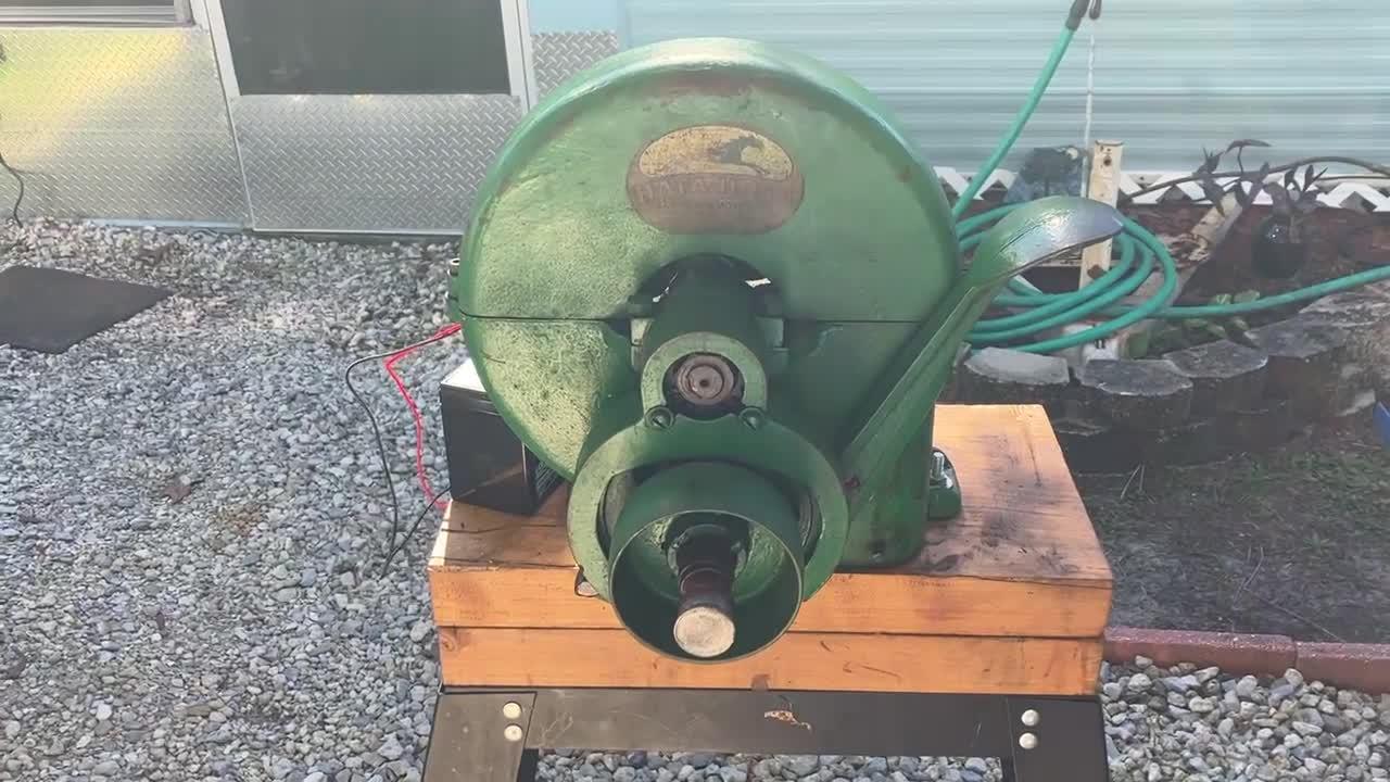 1920ish Elgin Hafa-Hors two stroke hit miss - One News Page VIDEO