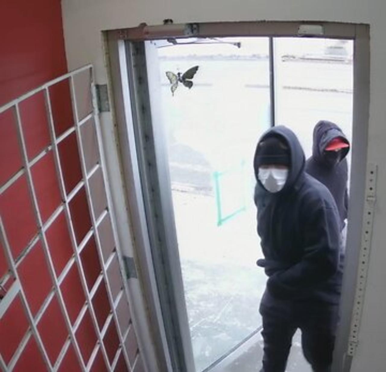 Gunmen rob Edmonton pawn shop, shooting staff - One News Page VIDEO