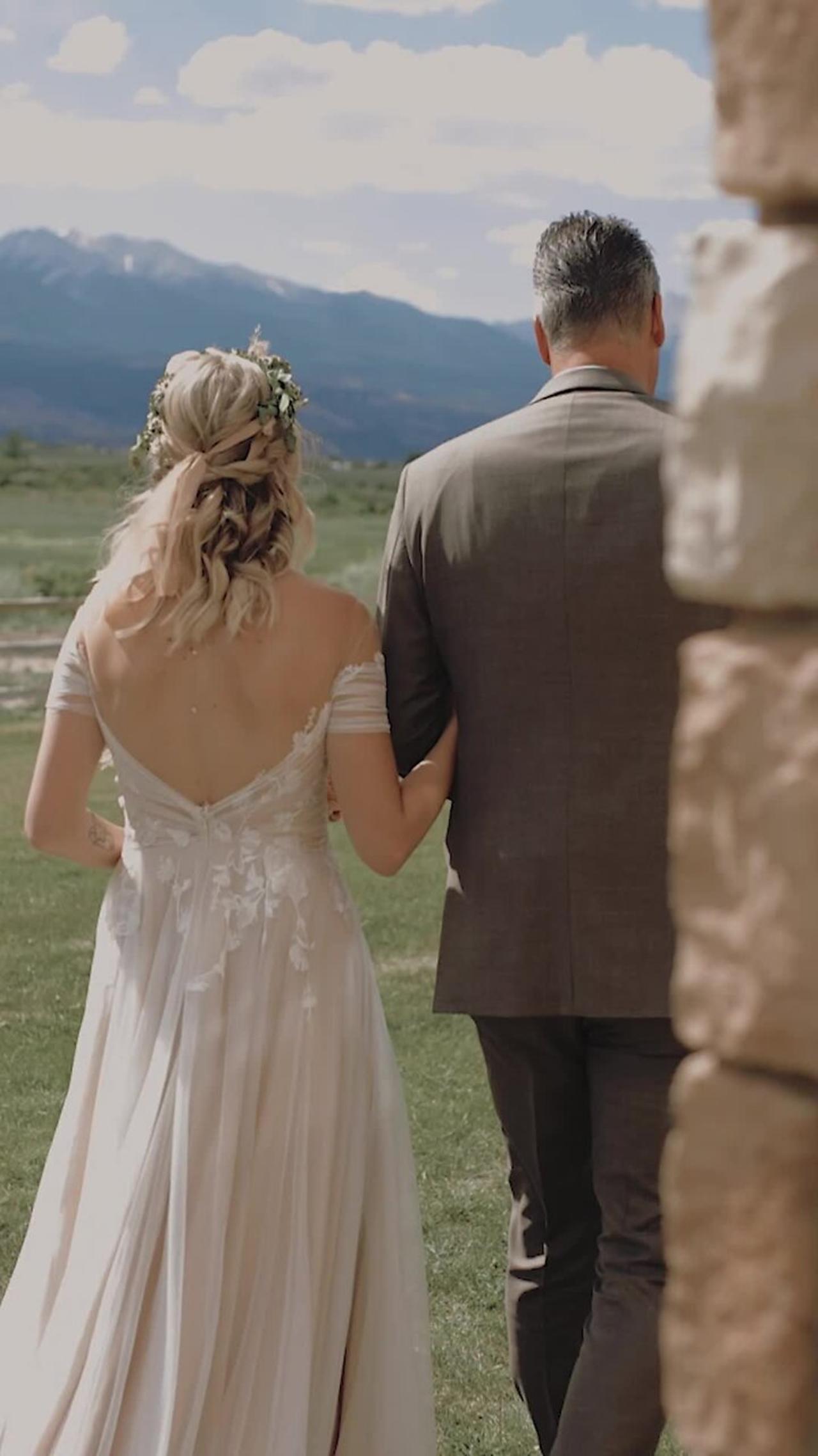 Groom reacts to seeing his bride coming down the - One News Page VIDEO