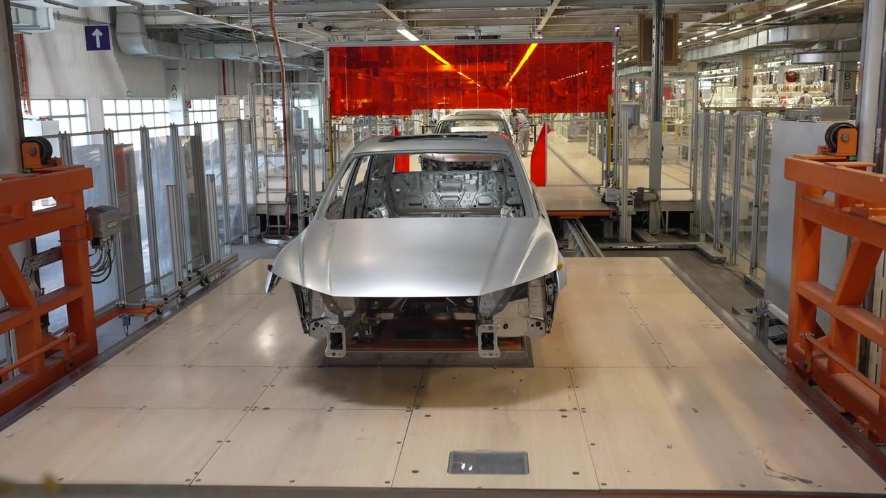 Production at Audi Mexico - Body Shop - One News Page VIDEO