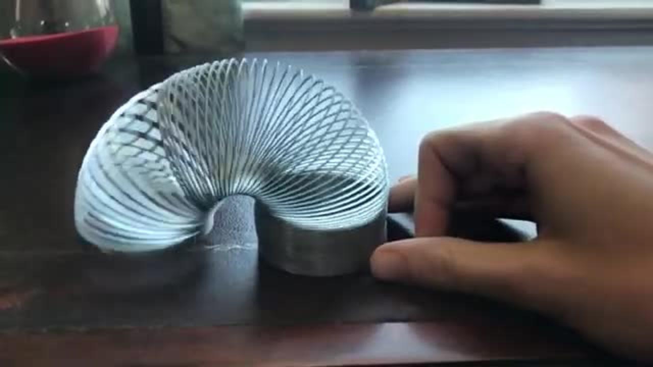 How to play with a slinky in slow motion - One News Page VIDEO