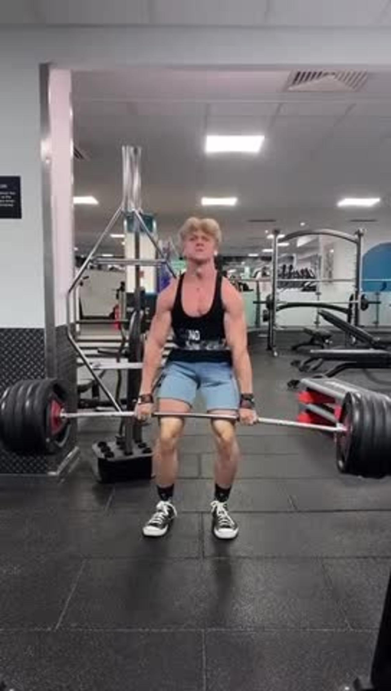 Guy Loses Grip While Deadlifting Barbell - One News Page VIDEO
