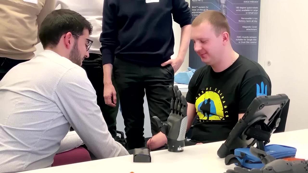 Ukrainian soldiers receive bionic arms - One News Page VIDEO