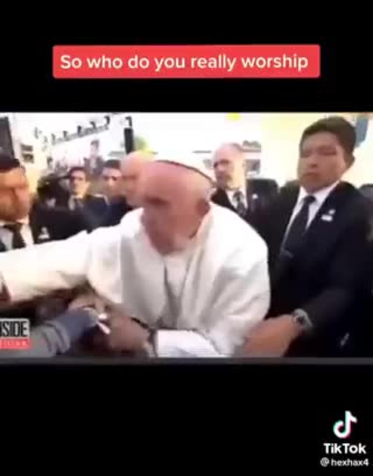 POPE FRANCIS BOWS AND KISSES THE HANDS OF - One News Page VIDEO