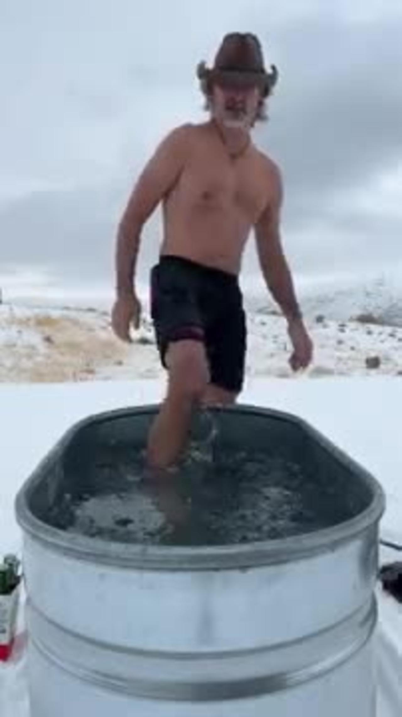 white man taking bath in extreme cold water - One News Page VIDEO
