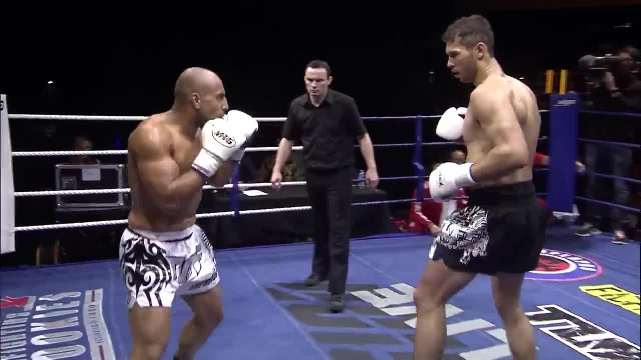 Andrew tate in a kickboxing match - One News Page VIDEO