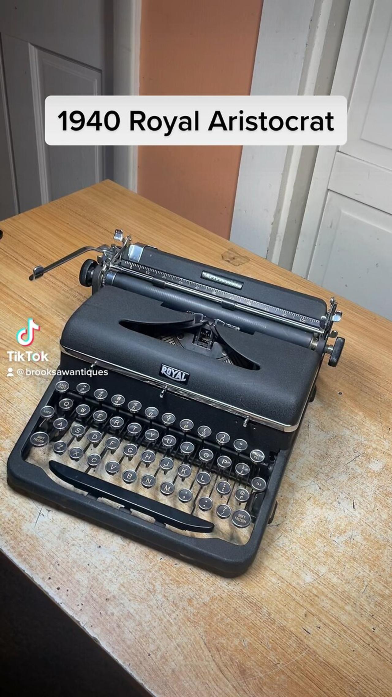 1940 Royal Aristocrat vintage portable - One News Page VIDEO