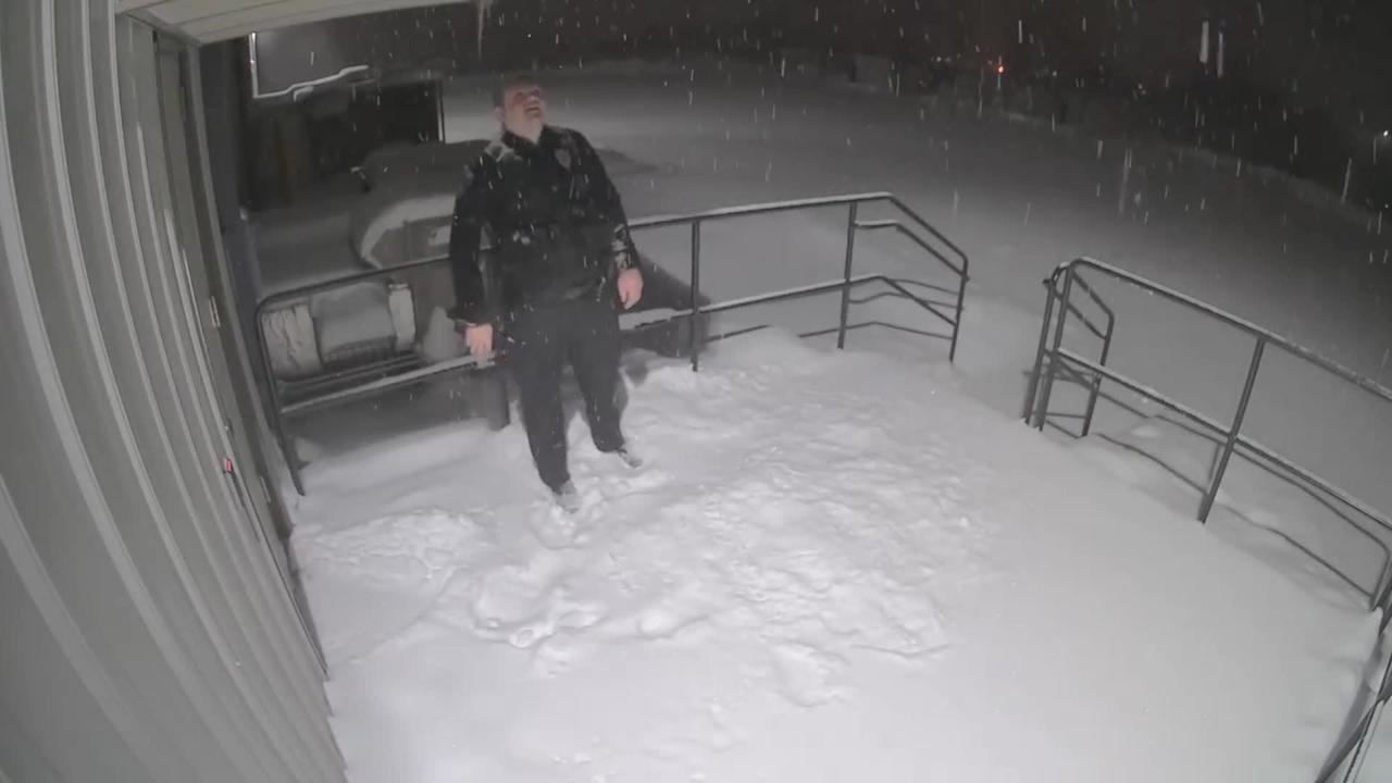 ICE MAN: Police Officer From The USA Gets Snow - One News Page VIDEO