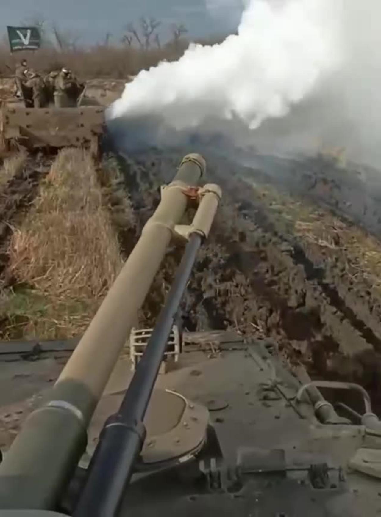 Russian BMP-3s thermal smoke screen near - One News Page VIDEO