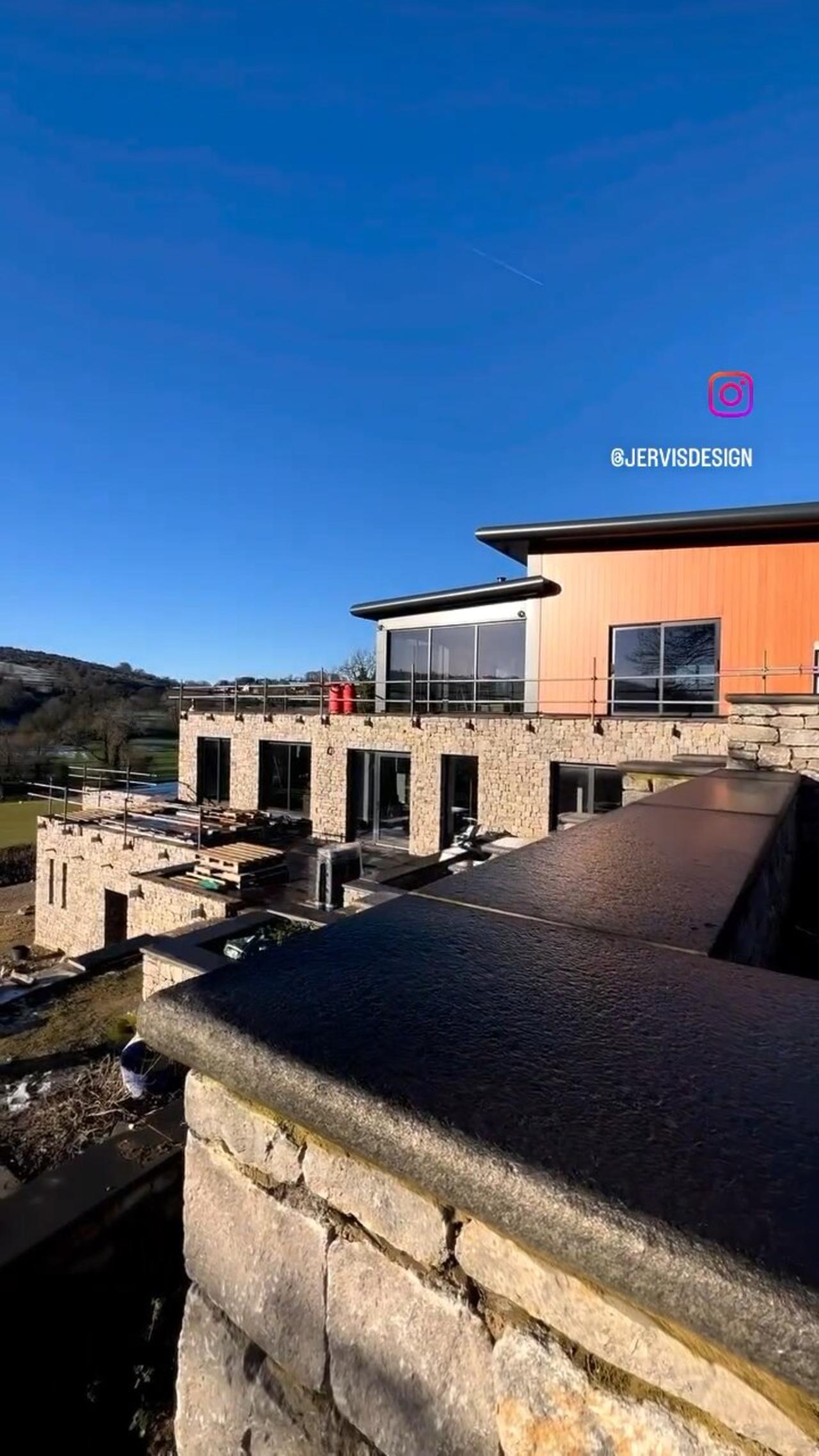 Contemporary Hillside Home with Rooftop Terrace, - One News Page VIDEO