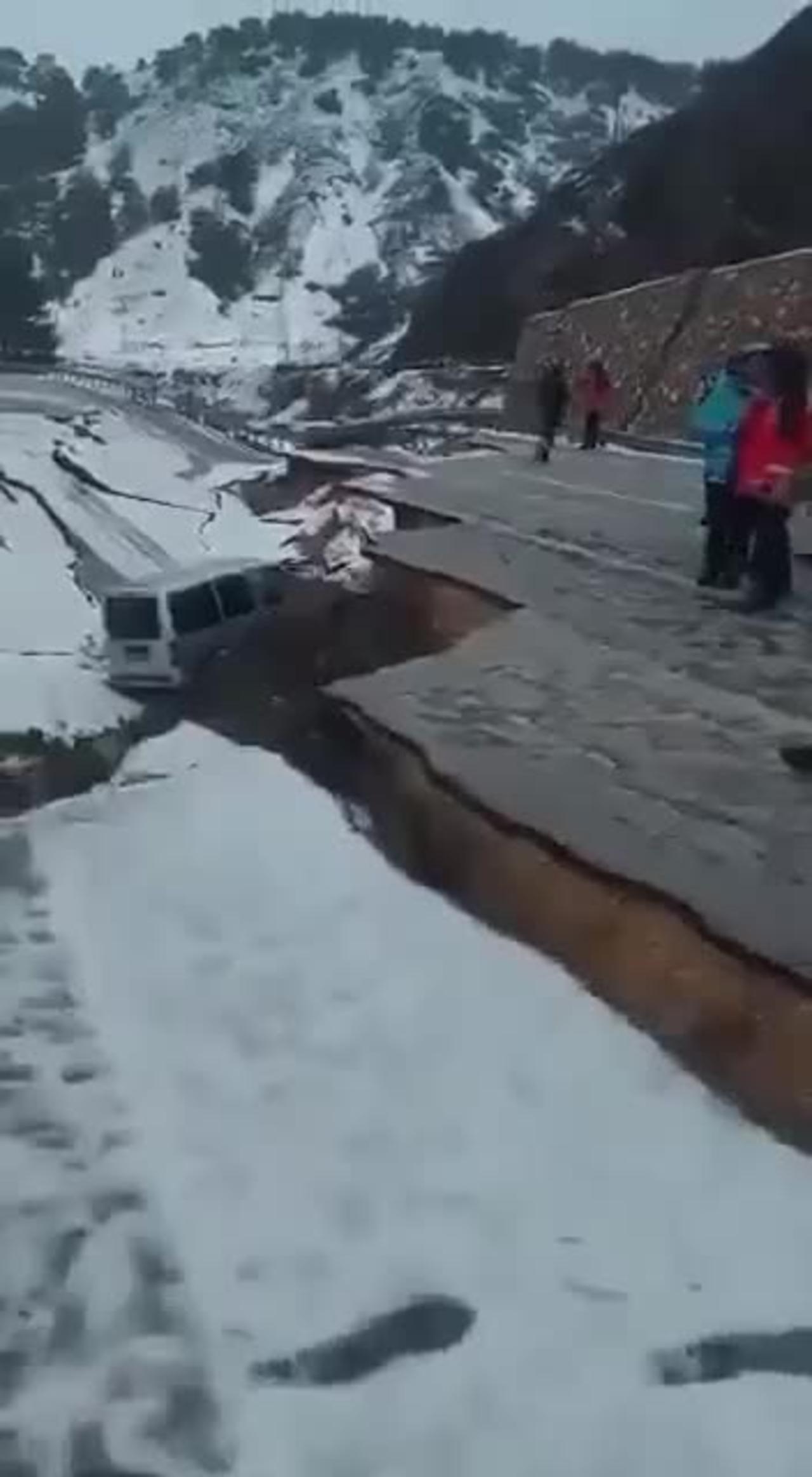 Roads completely destroyed from the Earthquake - One News Page VIDEO