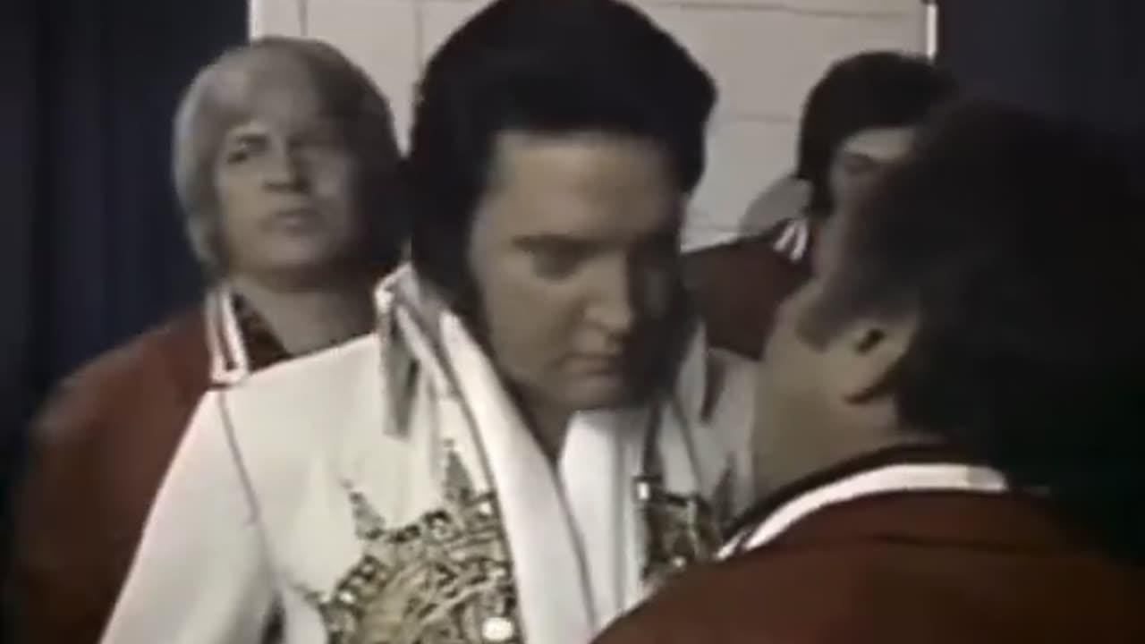 Elvis getting ready to take the stage at his - One News Page VIDEO