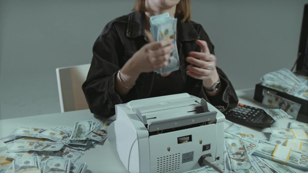 A woman counting paper bills! - One News Page VIDEO