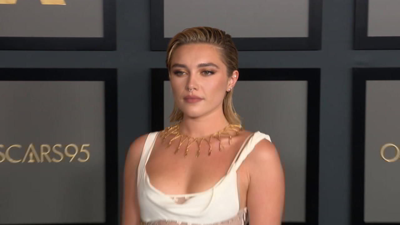Florence Pugh Pictured Holding Hands With - One News Page VIDEO