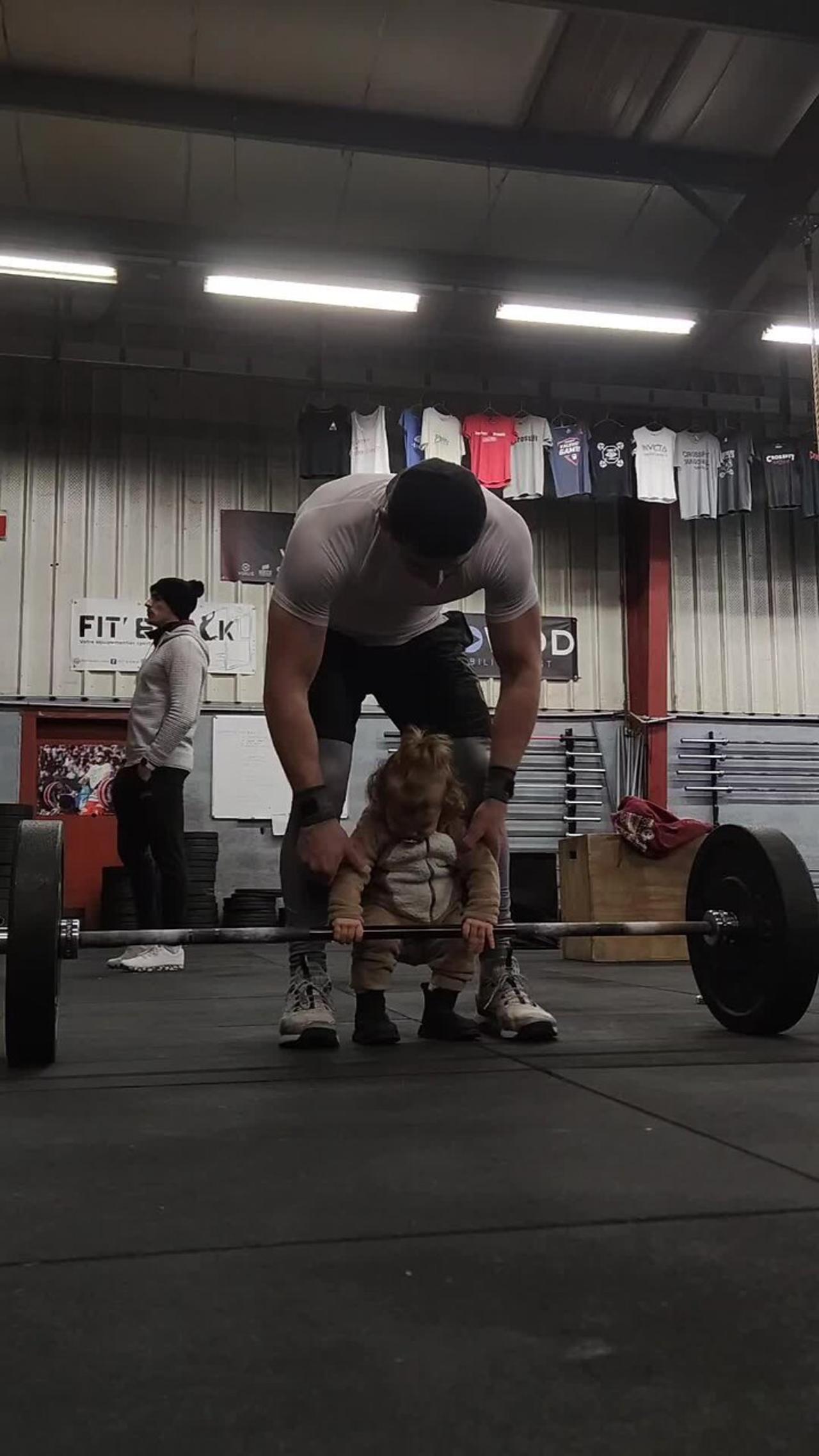 Father and toddler son do deadlifts - One News Page VIDEO