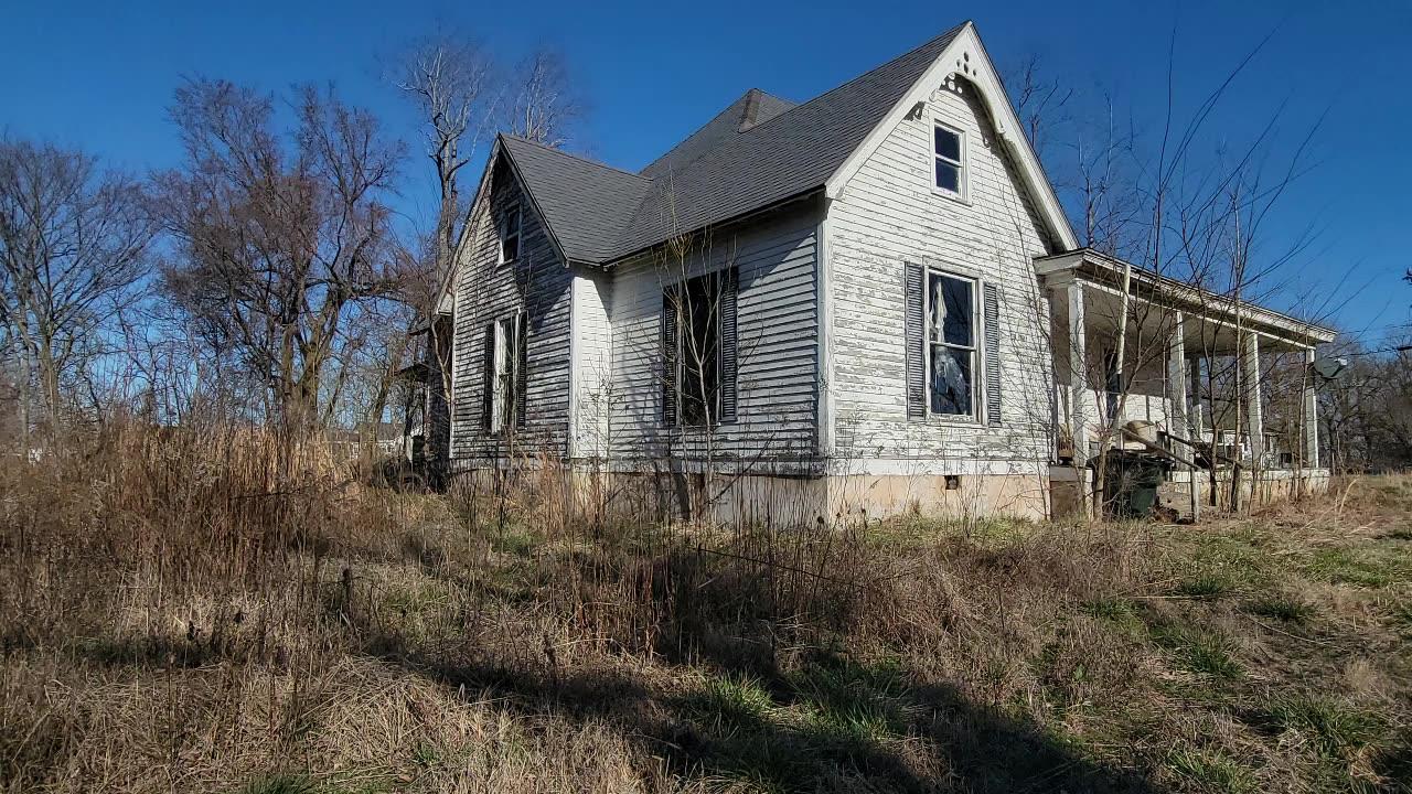 SCOPING OUT AN ABANDONED SUICIDE HOUSE -- is it - One News Page VIDEO