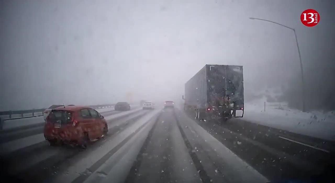 Snow, blizzards in California catch drivers off - One News Page VIDEO