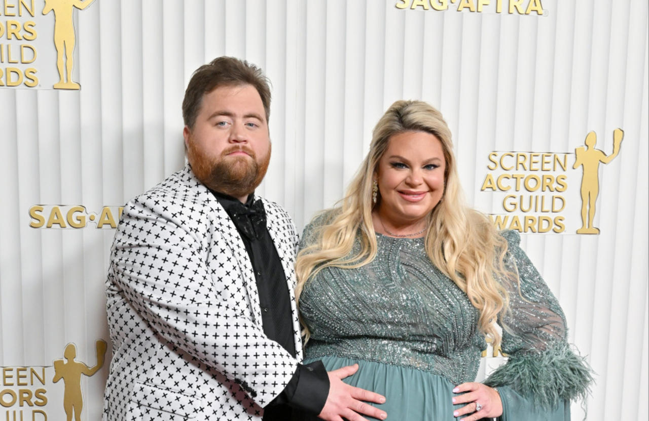 Paul Walter Hauser and Amy Boland are to name - One News Page VIDEO