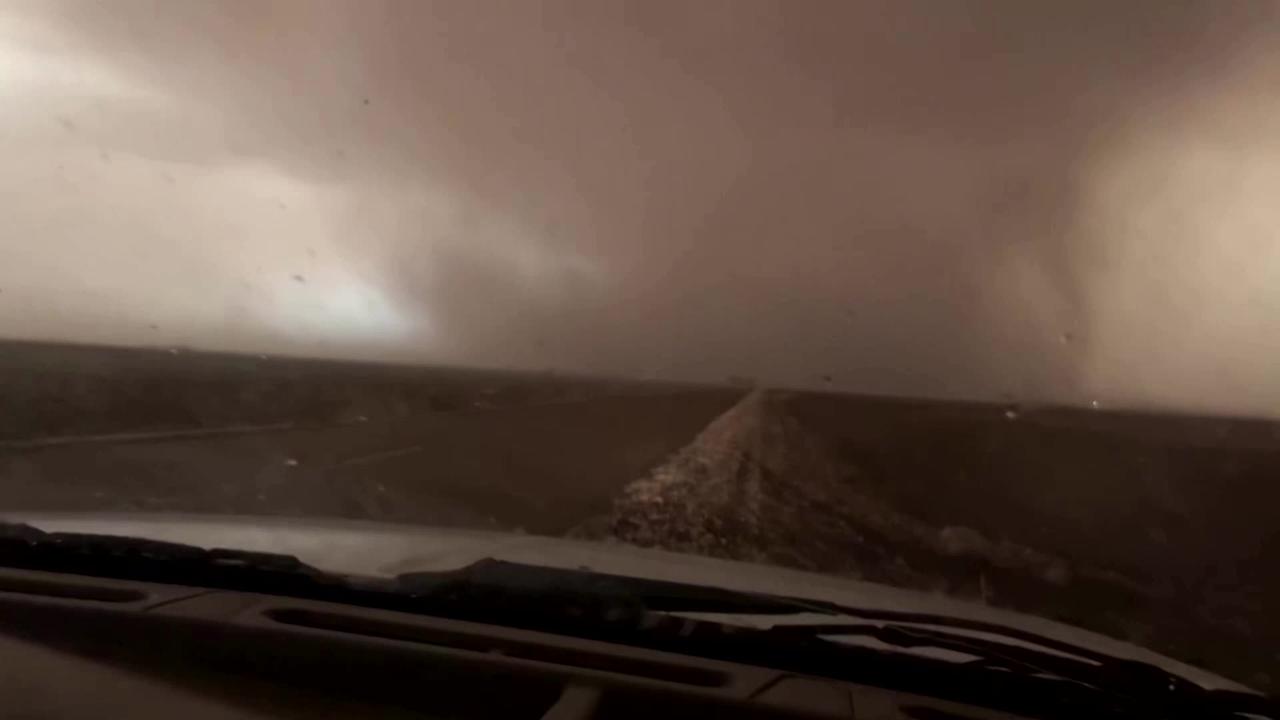 Witness spots huge cloud, tornado warnings in - One News Page VIDEO