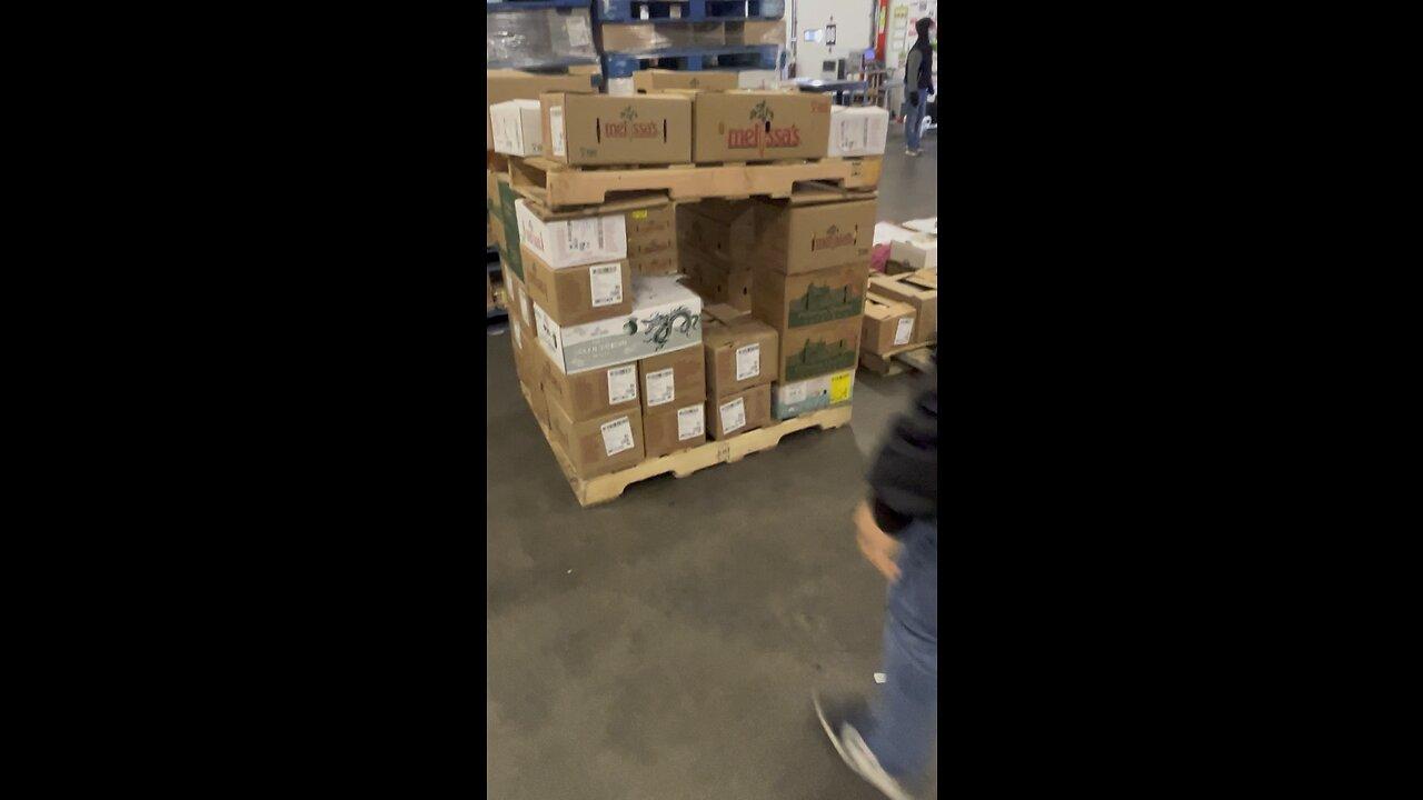 This is how you don’t stack up pallets - One News Page VIDEO