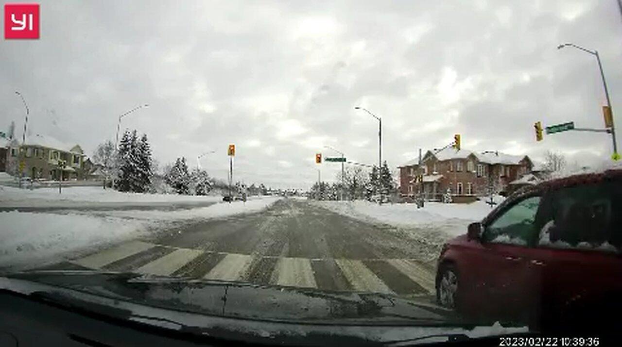 Vehicle Runs Through Red Light - One News Page VIDEO