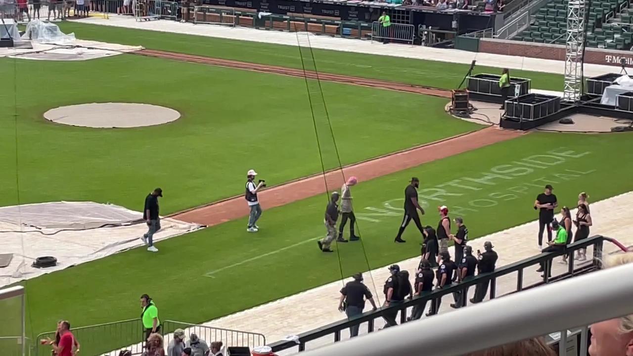 Heckling Machine Gun Kelly - One News Page VIDEO