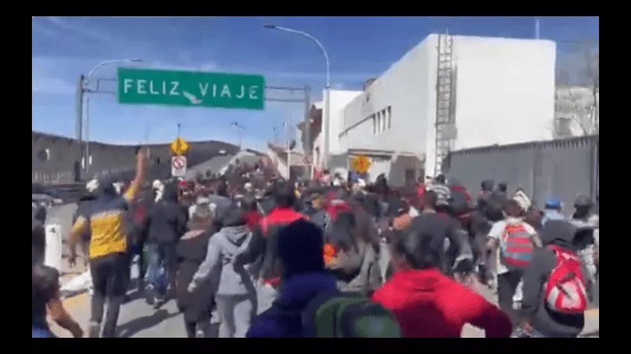 Chaos at the Border: Massive Crowd of at Least - One News Page VIDEO