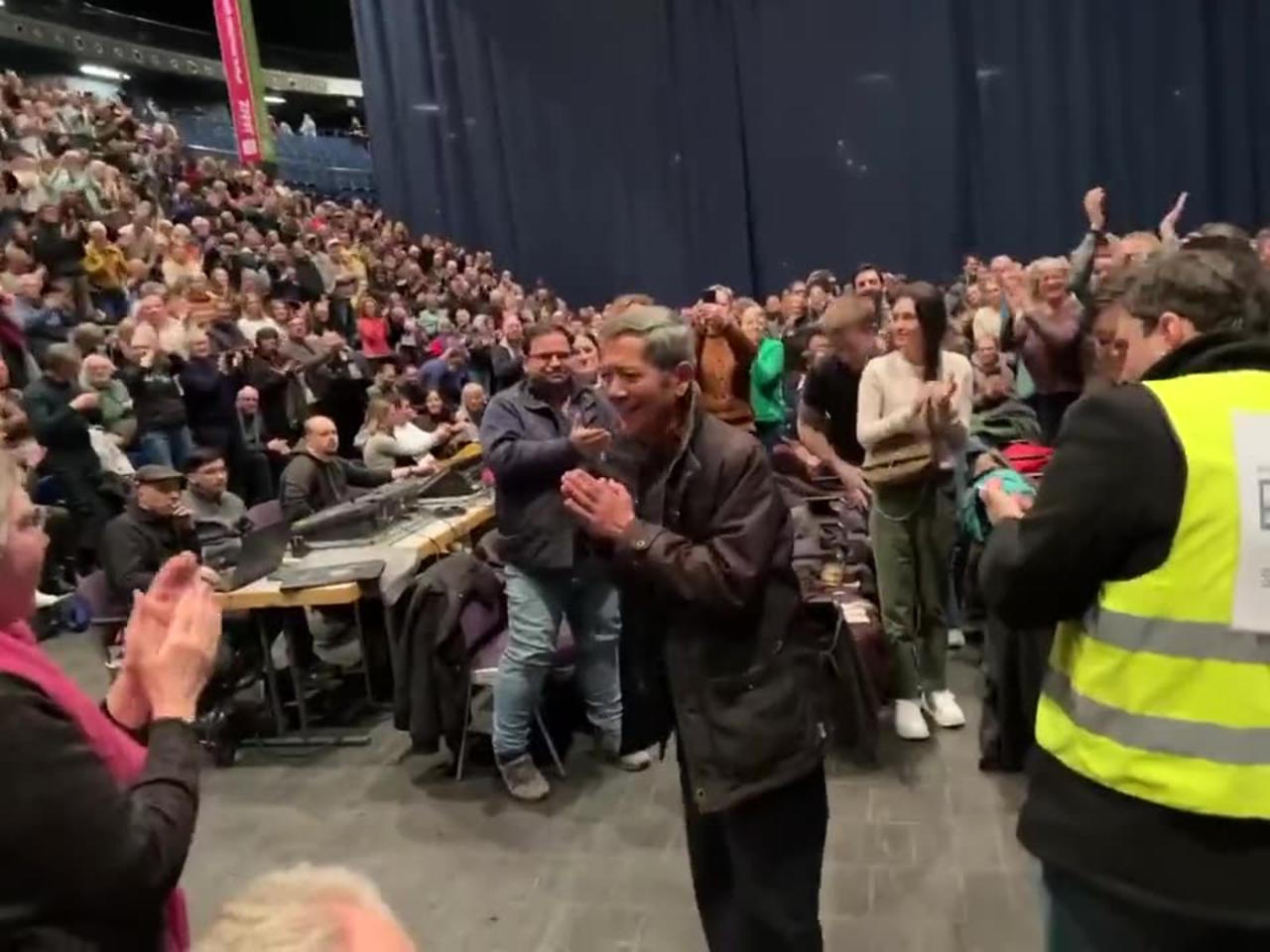 Dr. Sucharit Bhakdi receives a standing ovation - One News Page VIDEO