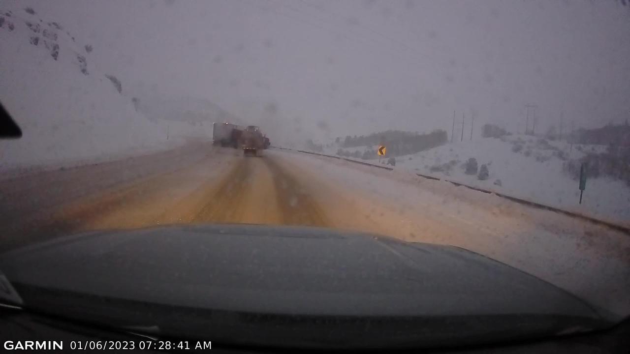 Semi-Trucks Collide on Snowy Highway in Utah - One News Page VIDEO