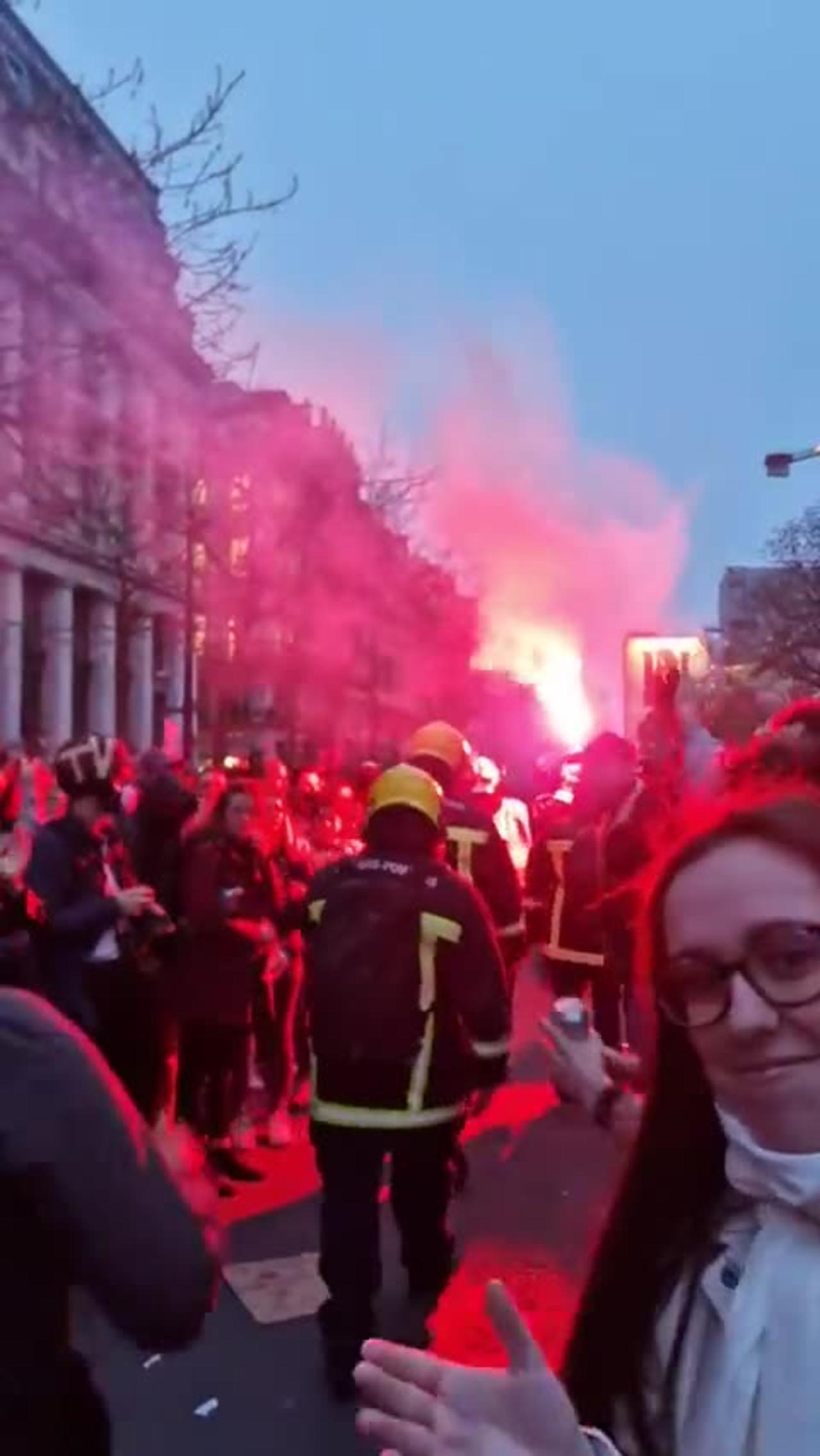 Firefighters join the French protesters! No - One News Page VIDEO