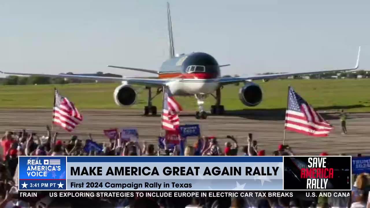 TRUMP FORCE ONE PULLS UP TO THE MAGA TRUMP RALLY - One News Page VIDEO