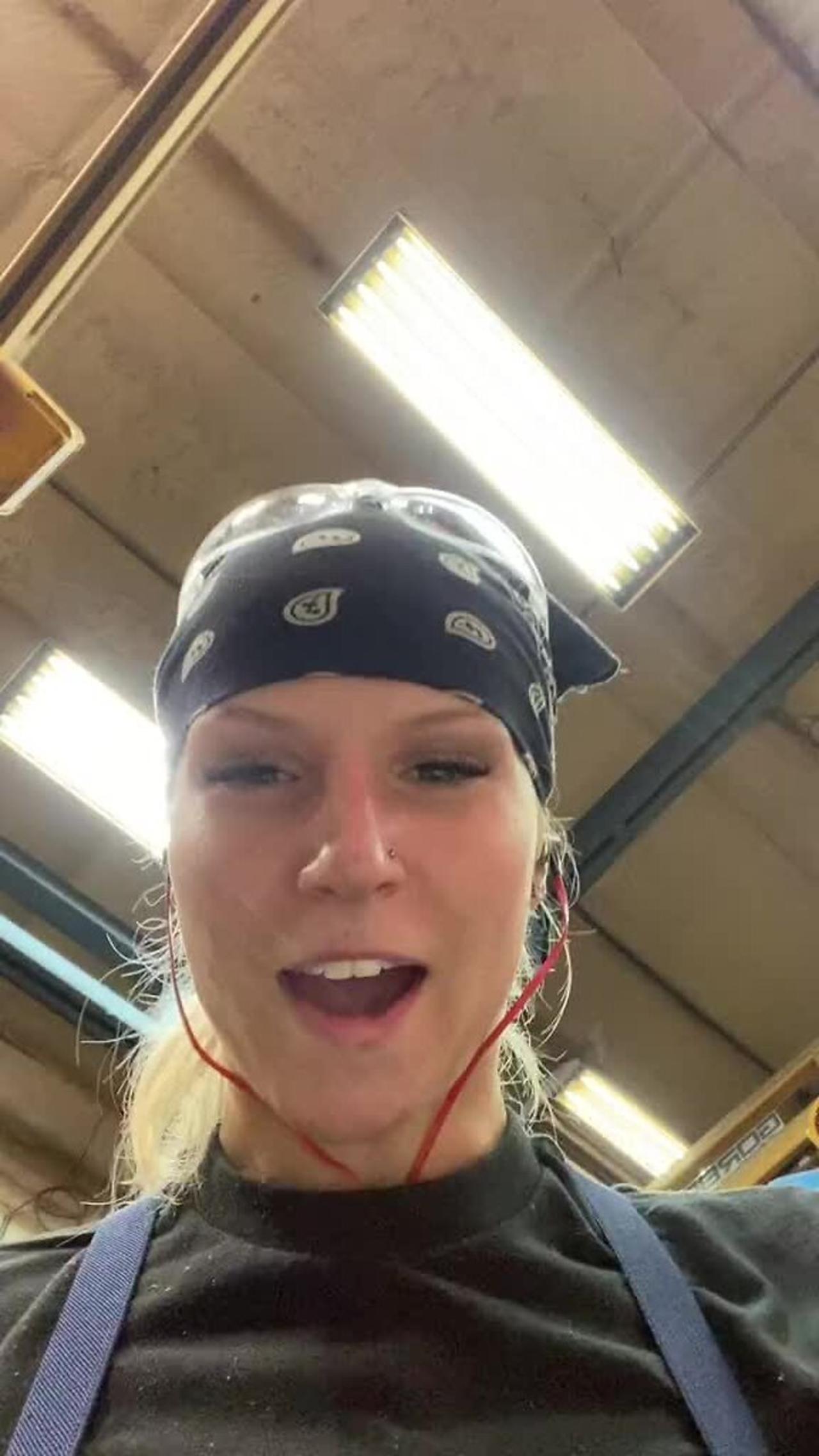 Woman demonstrates how to prank coworkers with - One News Page VIDEO