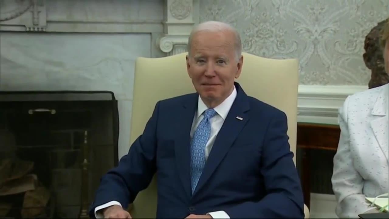 Joe Biden IGNORES Reporters' Questions In - One News Page VIDEO