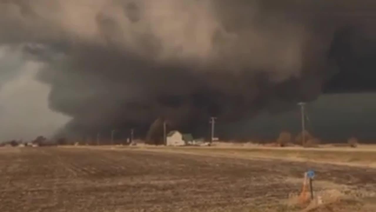 LIVE BREAKING FOOTAGE OF TORNADO'S HITTING - One News Page VIDEO