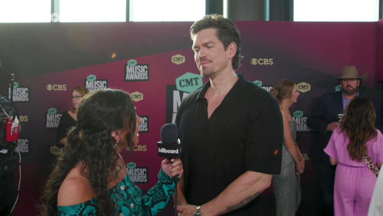 Steve Howey on Reuniting With The 'Reba' Cast, - One News Page VIDEO