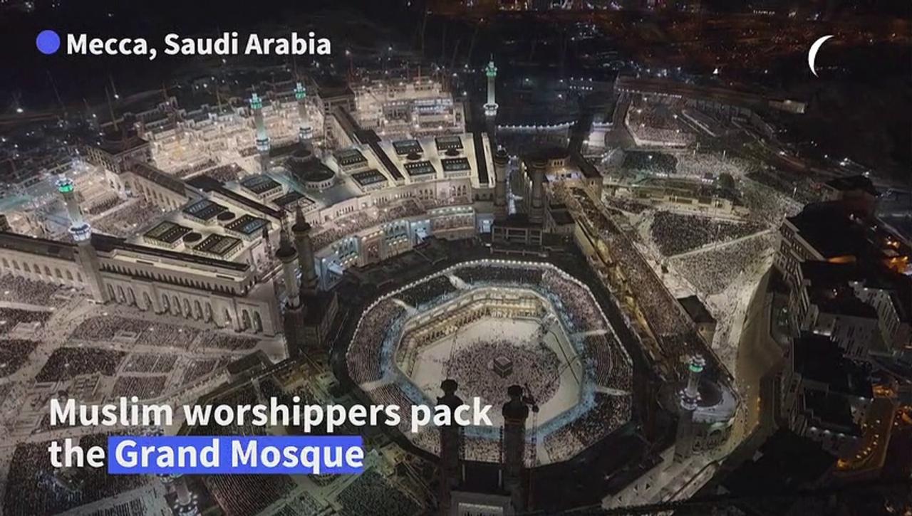 Muslims visit the Grand Mosque during Ramadan - One News Page VIDEO