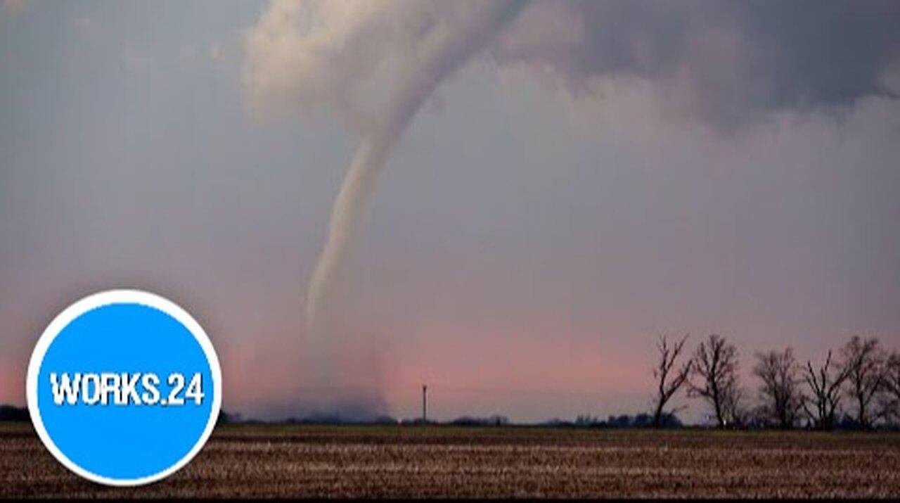 Tornadoes tear across Iowa as severe weather - One News Page VIDEO