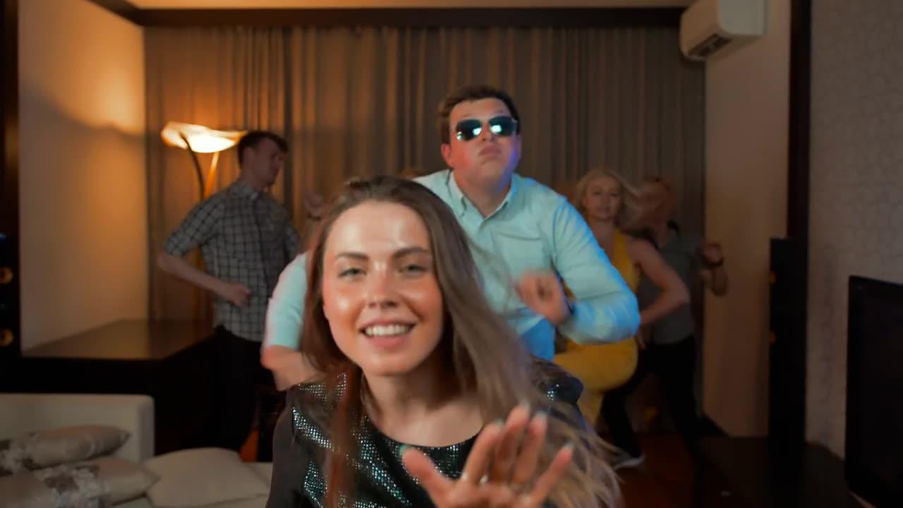 A youthful couple moving before the camera as - One News Page VIDEO