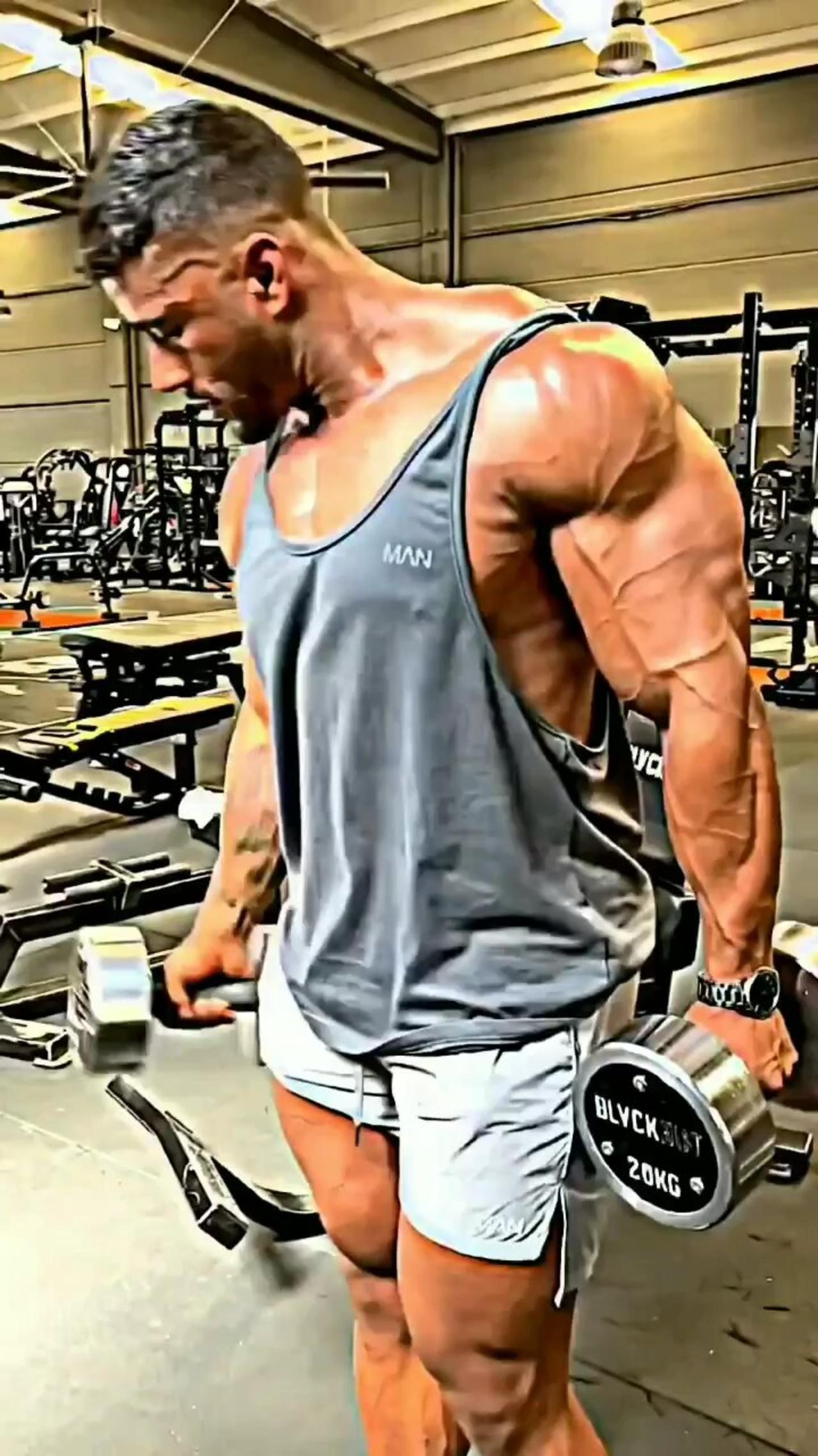 biggest biceps in the world - One News Page VIDEO