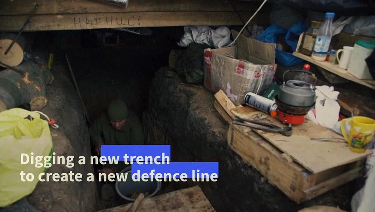 Ukrainian soldiers dig new trenches in case of - One News Page VIDEO