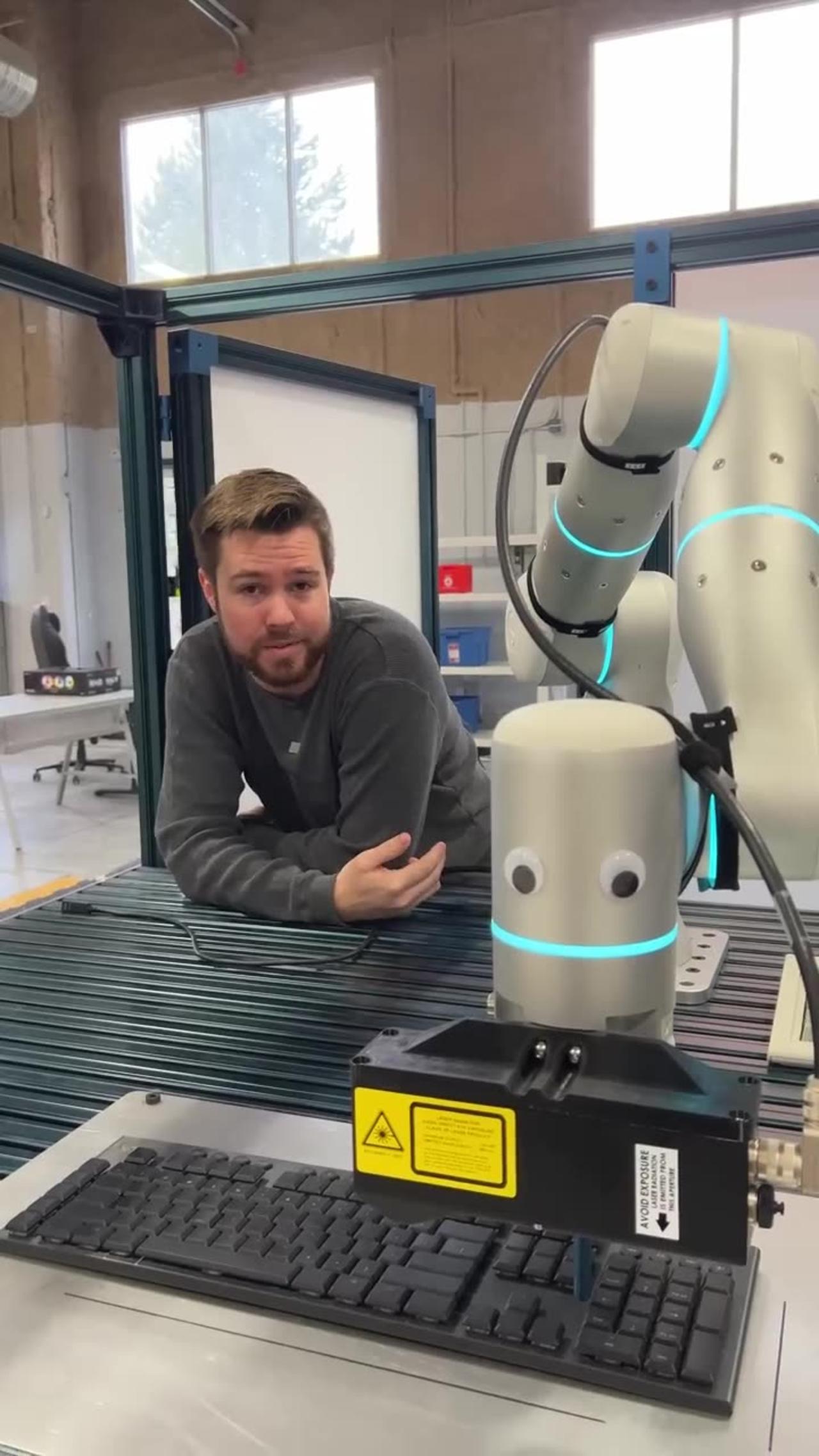 how does this robot rest keyboards - One News Page VIDEO