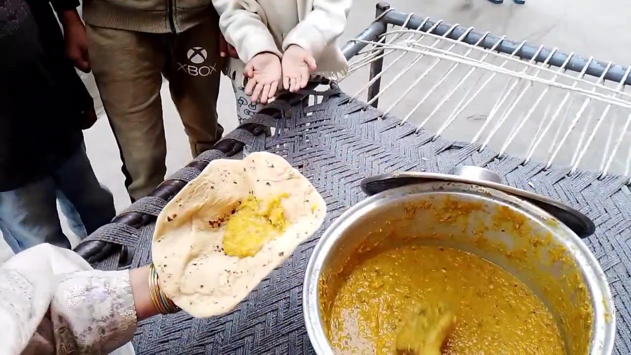Dall Roti Baanti Village life in Pakistan - - One News Page VIDEO