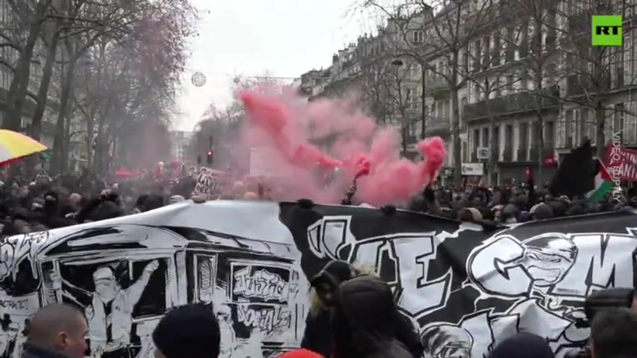 Paris pension protest ends up in chaos and - One News Page VIDEO