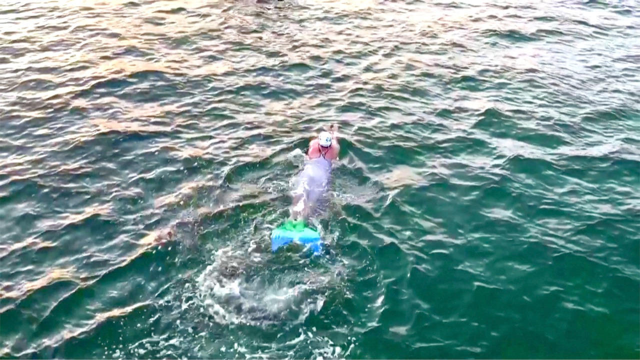 ‘Mermaid Merle’ Sets New World Record, - One News Page VIDEO