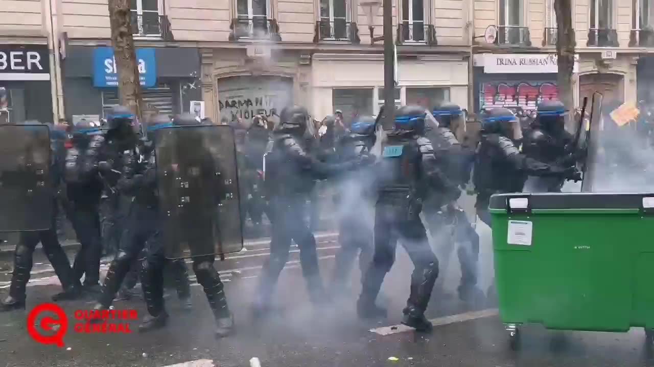 Severe Clashes in Paris, Police hit by Firebombs - One News Page VIDEO